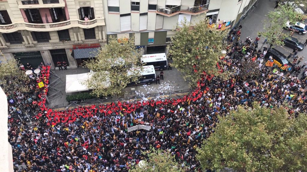 Miles De Personas Se Manifiestan En Barcelona Contra La Violencia